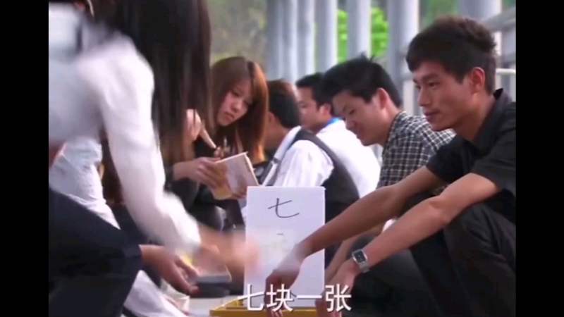 小伙靠摆地摊白手起家