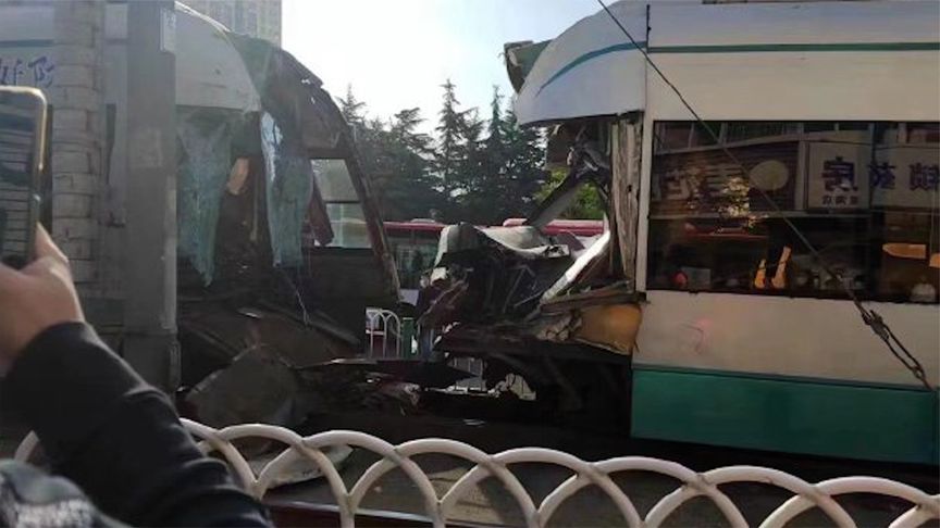 大连两辆有轨电车相撞 有人员受伤