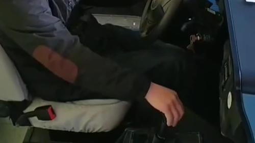 小伙子挂挡的姿势,明显特别敷衍,这样能学会么?