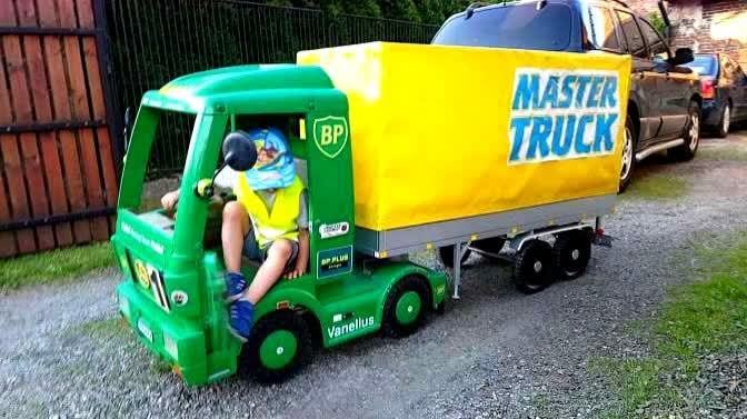 国外小朋友开着电动卡车,将停在外面的车载回家,这也太有意思了