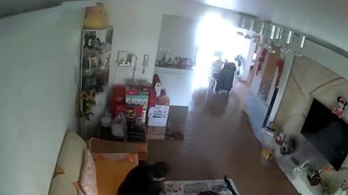 电瓶充电时爆炸瞬间,男子却死里逃生,整个房间被火焰浓烟吞噬