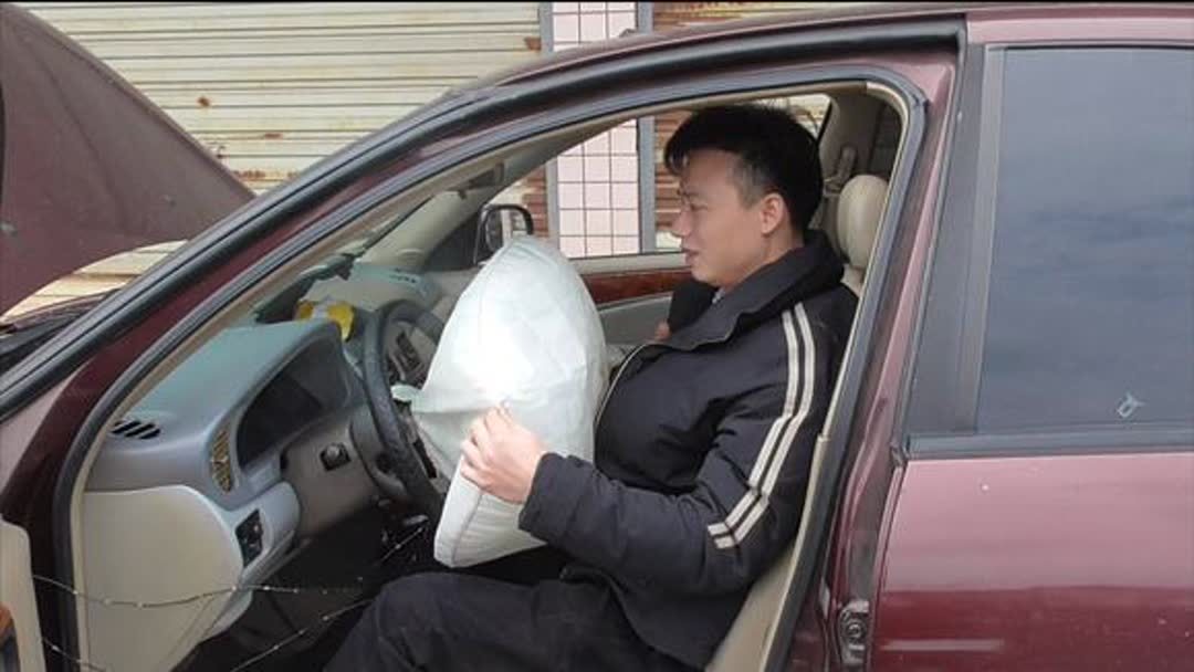 预紧式安全带爆破后亮气囊故障灯,用这个也能消除故障灯