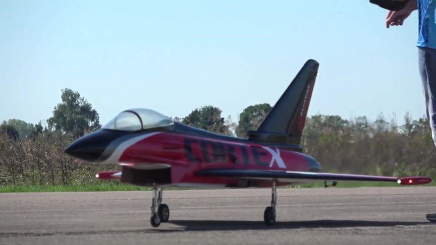 炫技!涡轮喷气航模飞机飞行表演!