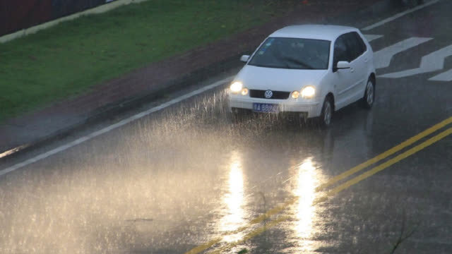 雨天怎样开车更安全?记住这3点,下大雨也能防患于未然!