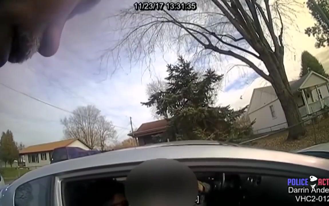 [执法记录仪还原现场]俄亥俄州警官在逮捕一男子过程中用泰瑟误伤了...