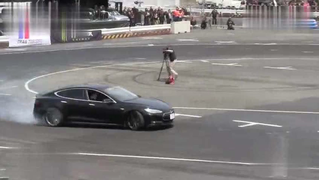 电动汽车能漂移吗?日本车手开特斯拉,没有手刹这是怎么做到的?