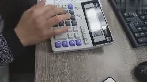 实拍会计摁计算机手速有多块,发电报吗?
