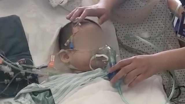 割肝救子父亲白天送外卖晚上卖唱:儿子患罕见病,拼命挣看病钱