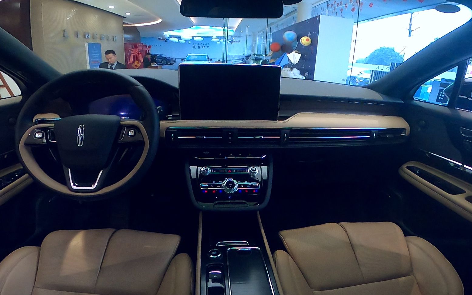 车视探店|2.0T发动机搭配8档手自一体变速箱,冒险家值得驾驭