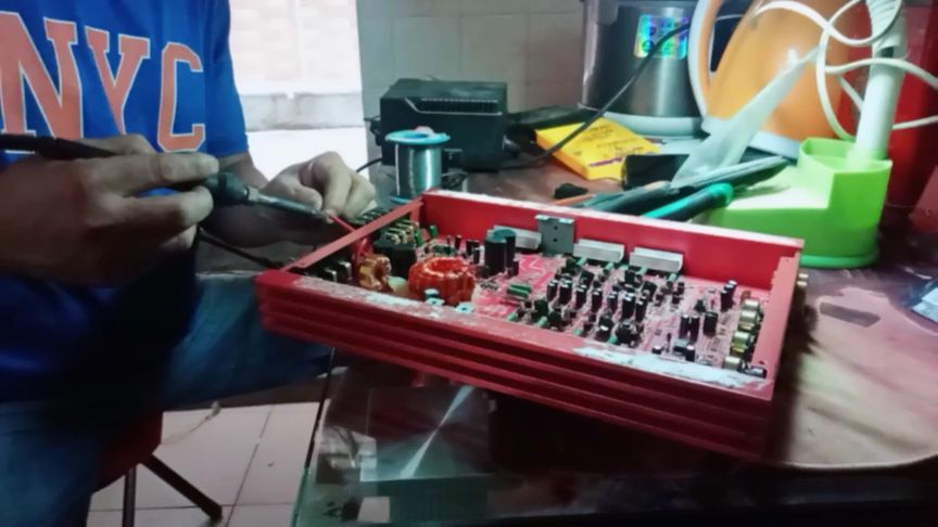 老师傅修功放电路板,有没有想学的。