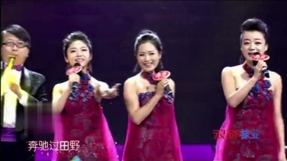 帅哥组合+美女组合共同演唱歌曲《铃儿响叮当》别有一番味道!