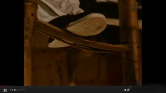 肥佬儿从梯子上滑下,正巧被粗木棍问候后庭花,竟大呼:好过瘾!