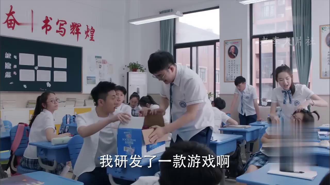 学渣用计算机打扑克,不料学霸直接用计算机打CS,全班都沸腾了
