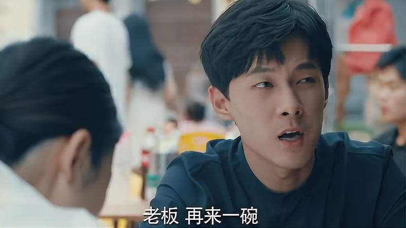 法医秦明:法医嫌路边摊脏不吃,警花:你买单,立马再来一碗!