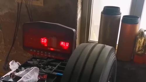 维修工给轮胎做动力平衡,这件事是必须做的