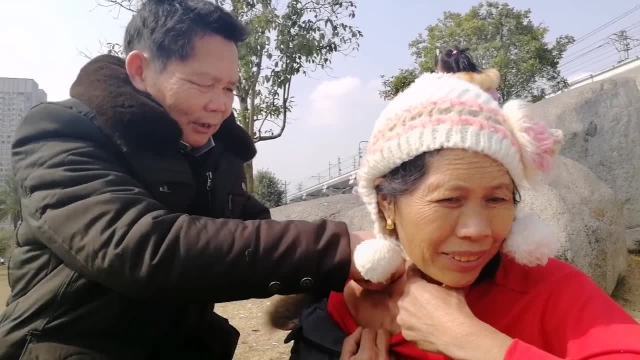 温暖!大叔街头为爱妻"揪痧"治感冒,大妈笑称他对我最好