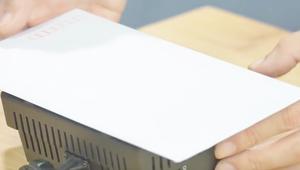 他把信封放在射灯上,再把卷纸纸芯摆在上面,24秒后霸气开始