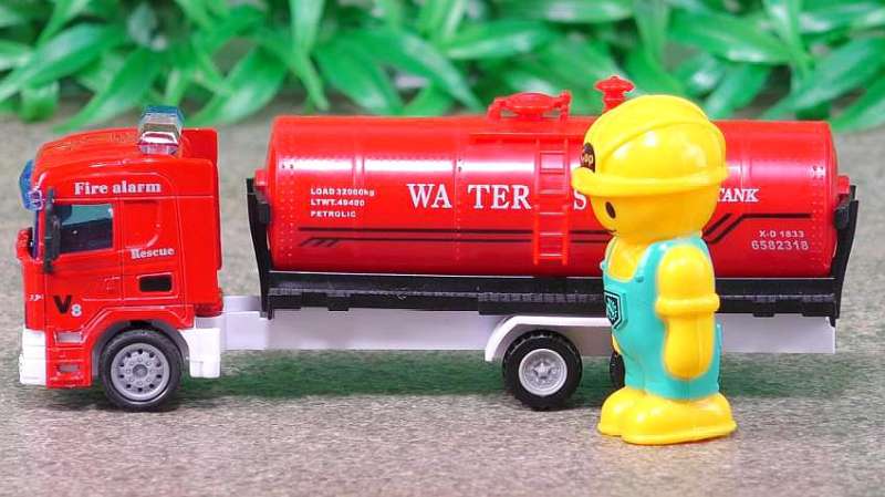 油罐车玩具视频:石油运输车工程车玩具汽车模型定格动画