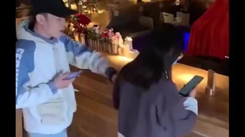 女子用手机截图付款,得逞之际,被身后男子