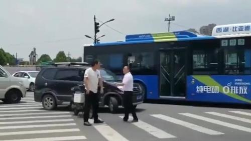 行车记录仪实拍:两位大哥也不嫌丢人,这路怒给我看乐了!