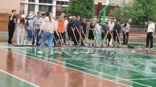 老师抓紧步伐清洗消毒场地,还发明了洗地新方法!