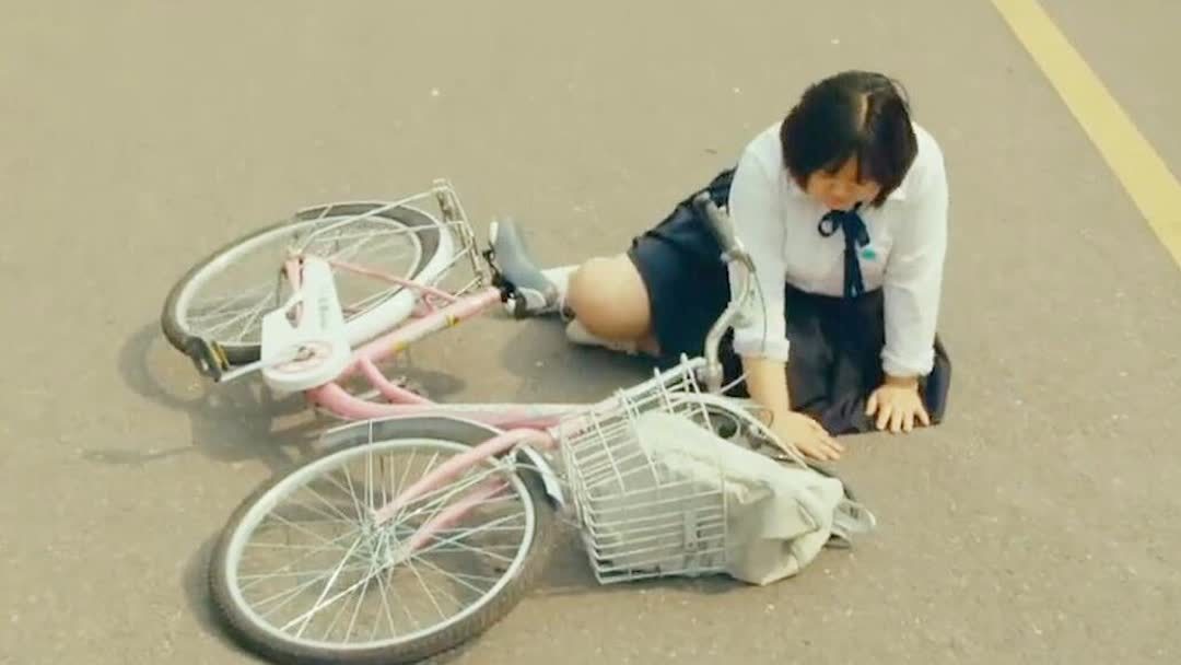 胖女孩在学校整天受到同学欺负嘲笑,没想到减肥成功后惊为天人