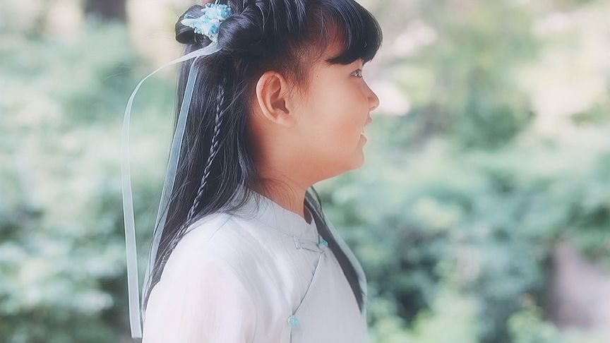 有位姑娘映入眼眶娇小玲珑的模样