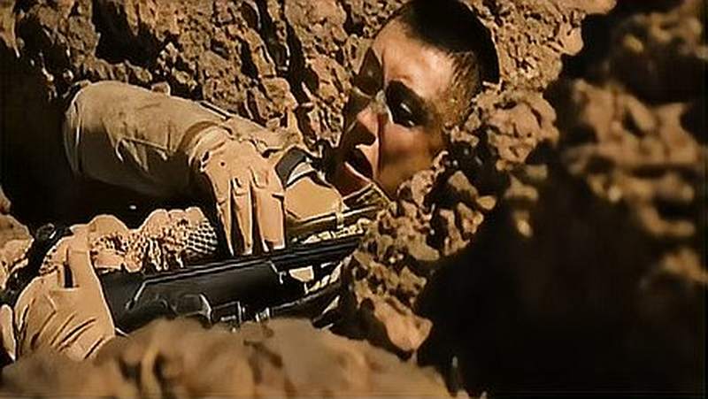 红海行动:狙击手机智逃生使敌手暴露