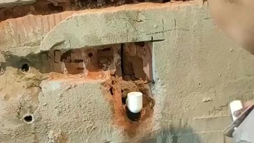 厨房水管施工中, 只有老师傅才敢在缝隙里安装, 这是个狠人