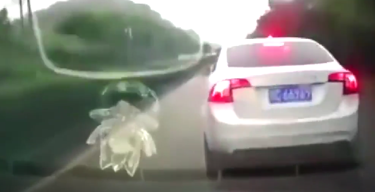 行车记录仪:沃尔沃不断别车,真把自己当豪车了