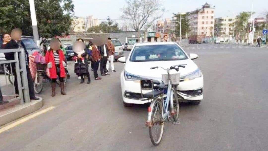 小轿车和自行车相撞,自行车却把汽车车头给撞扁了,也是神奇