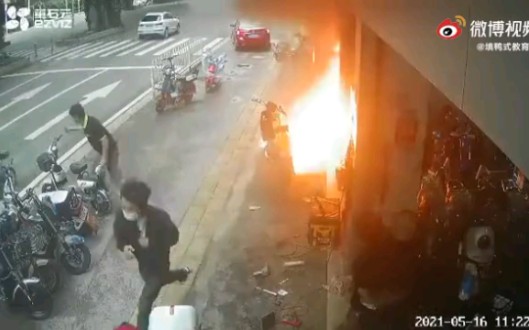 维修中的电瓶车突然爆燃…