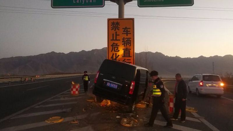 黑车司机开车打瞌睡 载6人撞隔离墩