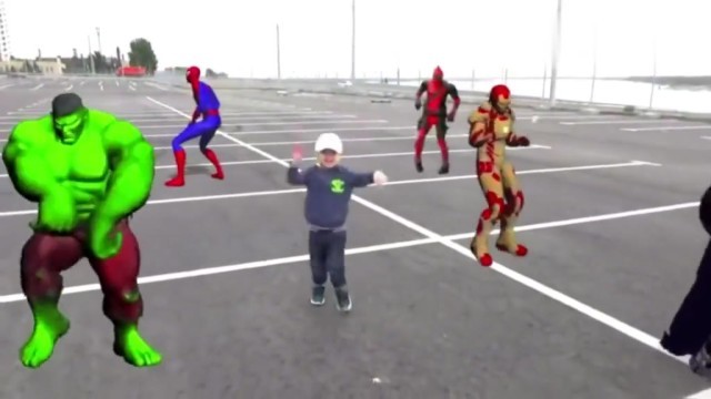 亲子互动游戏:外国小男孩模仿漫威英雄跳舞太逗了!很好玩