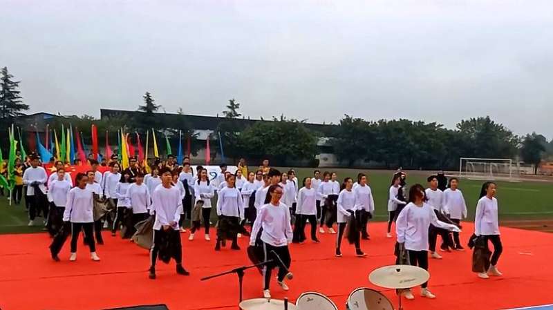 运动会整个班级跳炫酷的街舞,全场最亮眼的表演,C位班花太酷了