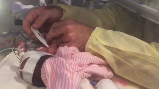 28周出生的宝宝量体温,小胳膊不比体温计大多少,瘦得让人心疼