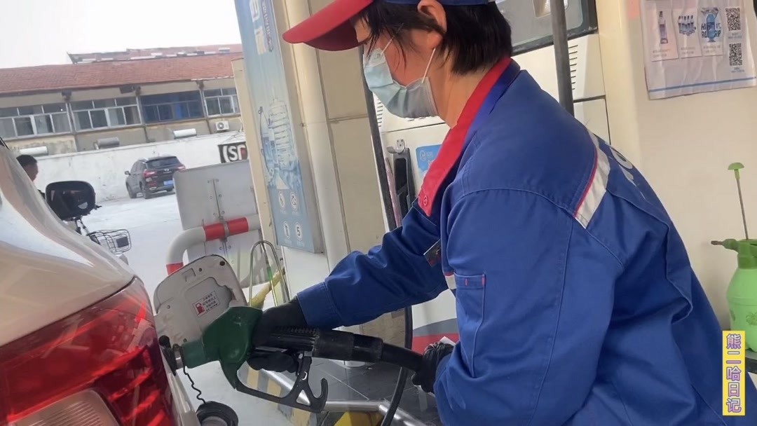 油价重回“5元时代”小熊哥排队加满一箱油,看看能省多少钱?