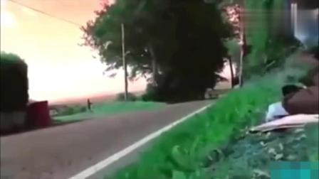 摄像头捕捉时速320公里的摩托车 用生命在驾驶