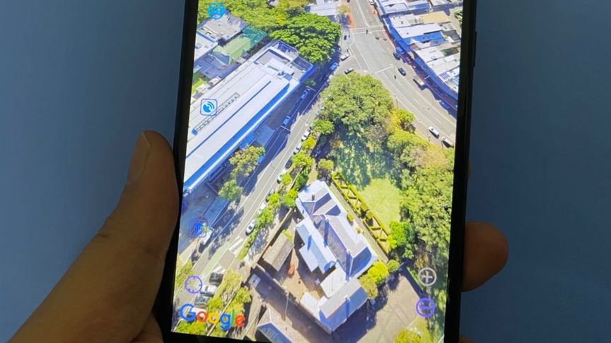 教你打开手机卫星地图,在手机上定位到你家,院子小车天窗都看到