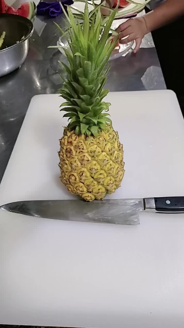 一款简单的菠萝切法送给大家,关注我每天更新各种水果教程