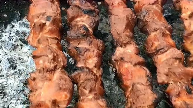 中国小伙在俄罗斯,大口吃烤串大口喝酒,这小日子过得真潇洒