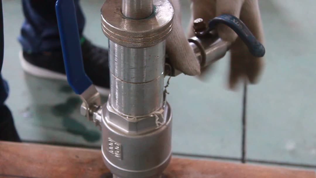 青天仪表插入式电磁流量计安装步骤-6-装泄压阀