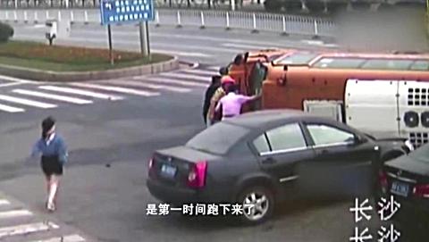 ...2017 6月 第20170623集长沙一幼儿园校车被闯红灯越野车横撞侧翻 ...