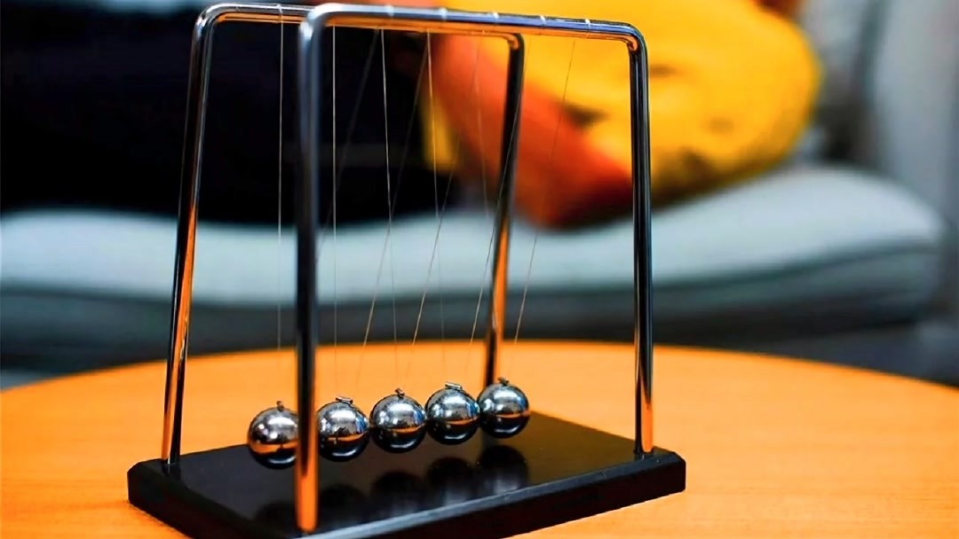 100颗铁球的牛顿摆,碰撞到底能产生多大威力?3D动画演示全过程