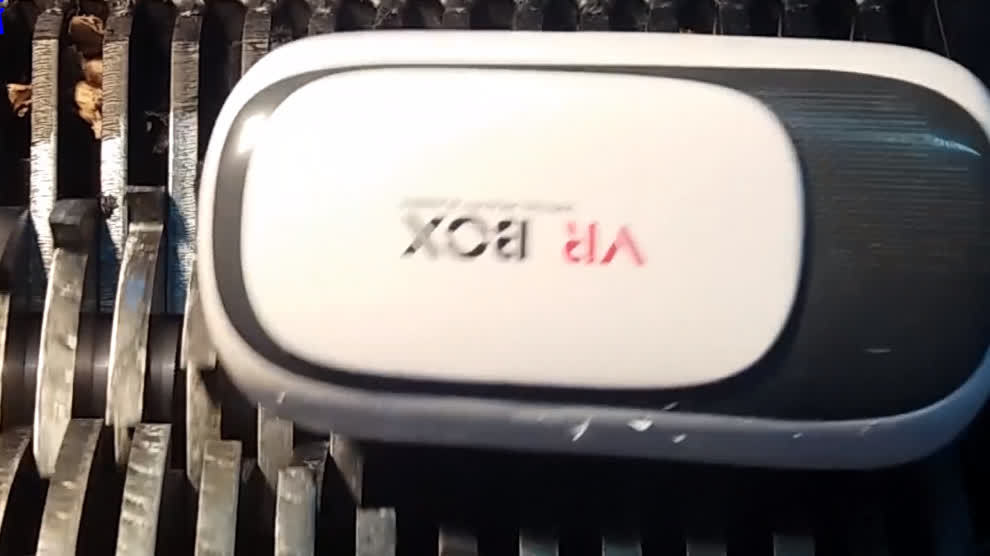 把VR眼镜放进碾碎机,里面的结构真简单,高科技果真不同!