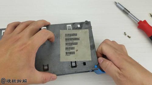 拆解25年前的服务器硬盘,相信大多人没见过的特殊的结构