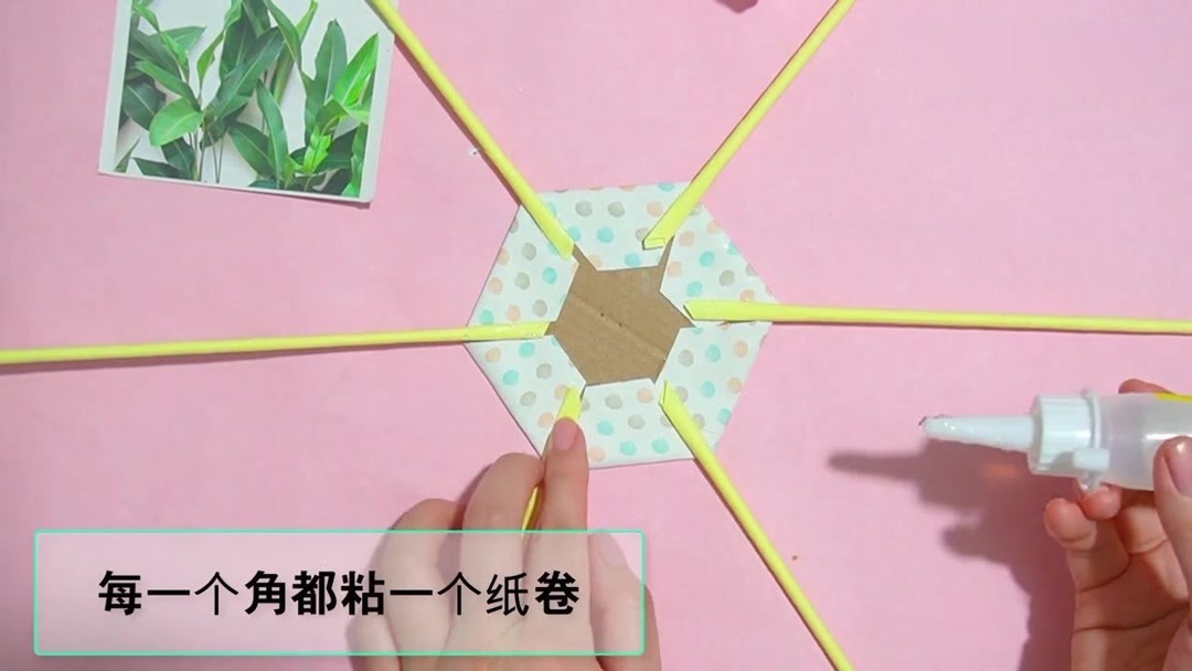 手把手教你用普通彩纸编一个笔筒,做法很简单,成品好看又实用!