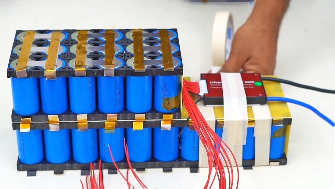 大哥制作电池组,把自行车改装成电动车,上路试跑还挺快