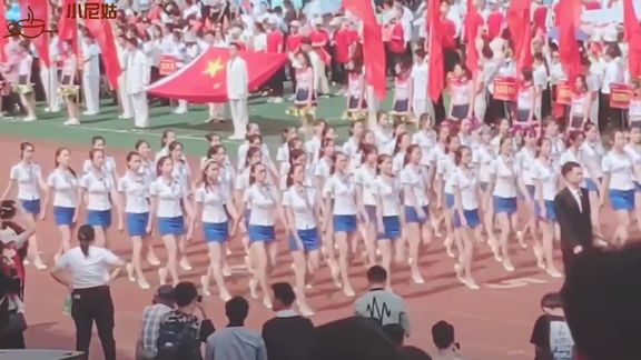 逃课去看隔壁学校的运动会开幕式,每个方队的美女都穿得很漂亮!