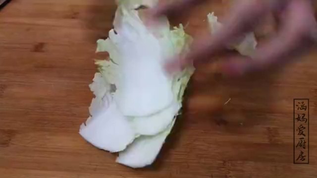 白菜加一把金针菇,教你懒人吃法,不炒不用炖,上桌瞬间被抢光